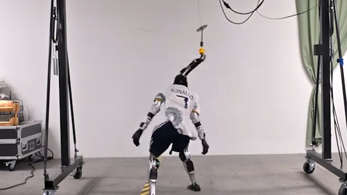 Desarrollaron un robot que imita los festejos de Cristiano Ronaldo y ...