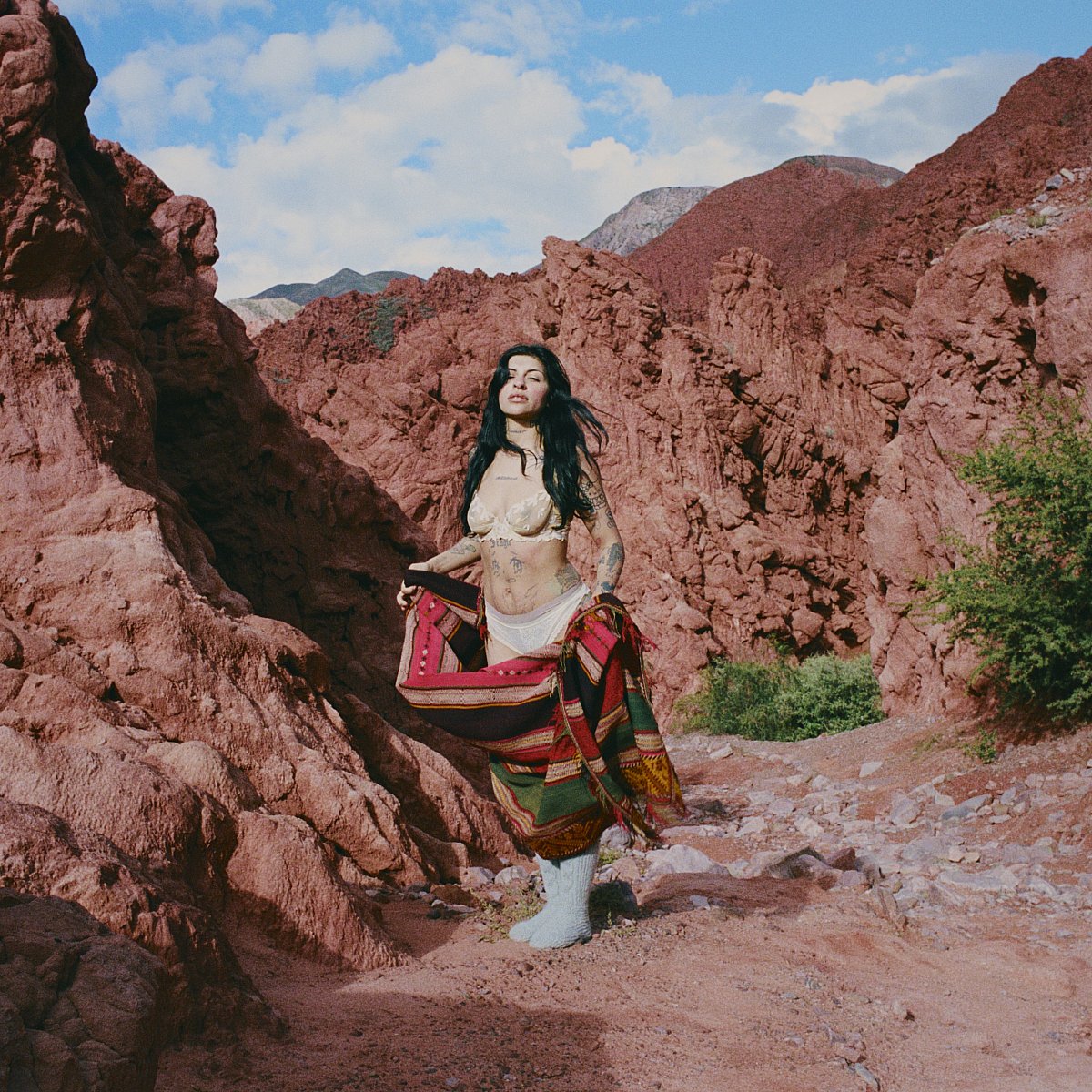 ‘Latinaje’: Cazzu honra la diversidad cultural de Latinoamérica en su nuevo álbum – Ranquel FM